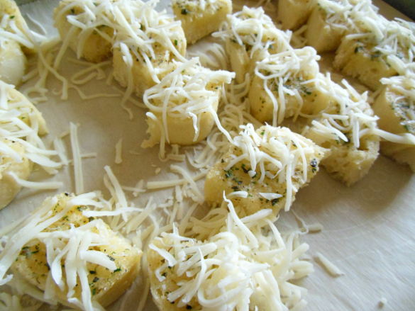 Cheesy Garlic Croutons - Tastefully Eclectic